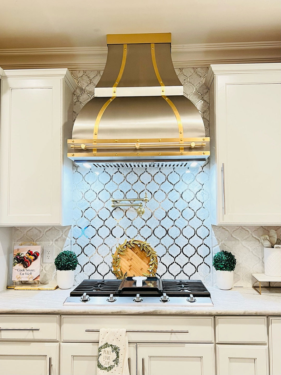 RHM Curved Stainless Steel Custom Range Hoods for Vilma — Rangehoodmaster